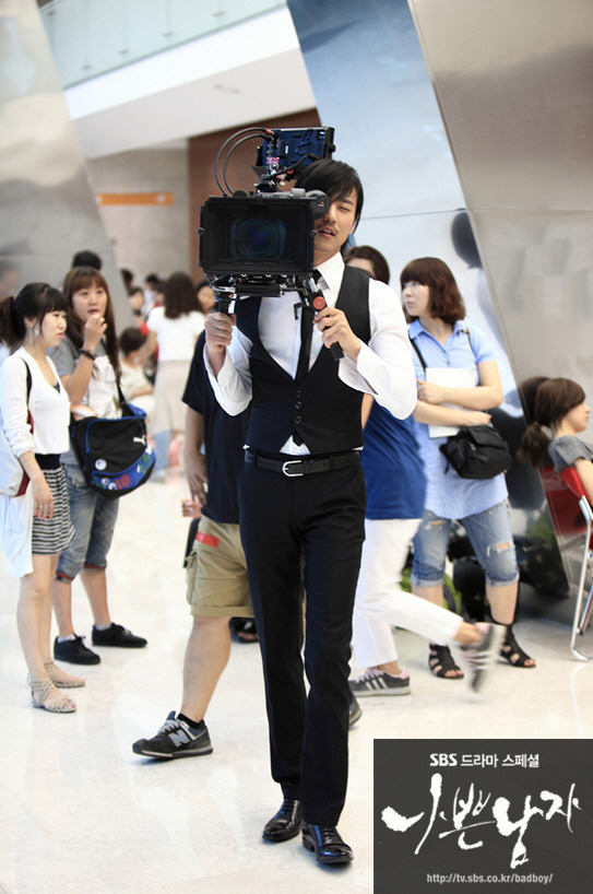 [나쁜남자] 모델포스로 걸어오는 184cm 심건욱(김남길)의 위엄.swf - 인스티즈(instiz) 인티영상 (종료) 카테고리