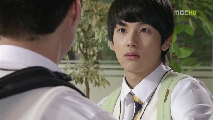 올해 27살인데 교복이 너무 잘어울리는 남자아이돌.jpg - 인스티즈(instiz) 이슈 카테고리