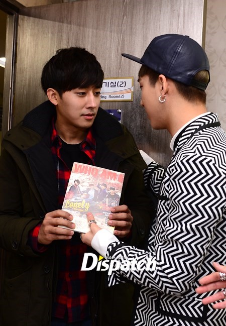 [스타캐스트] '지금 바로, 열어봐'…B1A4, 대기실 습격 사건 - 인스티즈(instiz) 이슈 카테고리