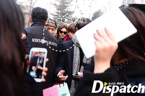 [스타캐스트] '지금 바로, 열어봐'…B1A4, 대기실 습격 사건 - 인스티즈(instiz) 이슈 카테고리