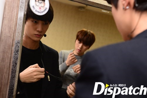 [스타캐스트] '지금 바로, 열어봐'…B1A4, 대기실 습격 사건 - 인스티즈(instiz) 이슈 카테고리