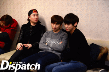 [스타캐스트] '지금 바로, 열어봐'…B1A4, 대기실 습격 사건 - 인스티즈(instiz) 이슈 카테고리