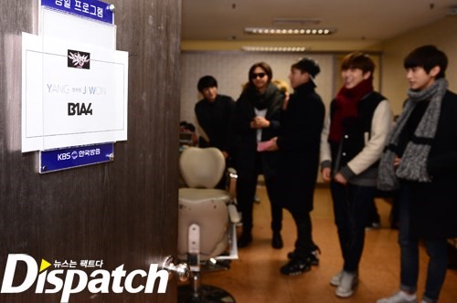 [스타캐스트] '지금 바로, 열어봐'…B1A4, 대기실 습격 사건 - 인스티즈(instiz) 이슈 카테고리