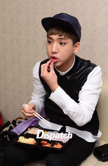 [스타캐스트] '지금 바로, 열어봐'…B1A4, 대기실 습격 사건 - 인스티즈(instiz) 이슈 카테고리