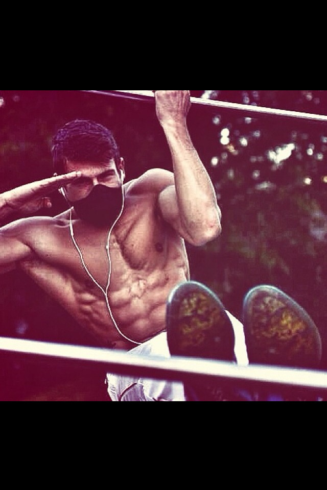 오직 맨몸 운동으로만 만든 Lazar Novovic 성님 - 인스티즈(instiz) 이슈 카테고리